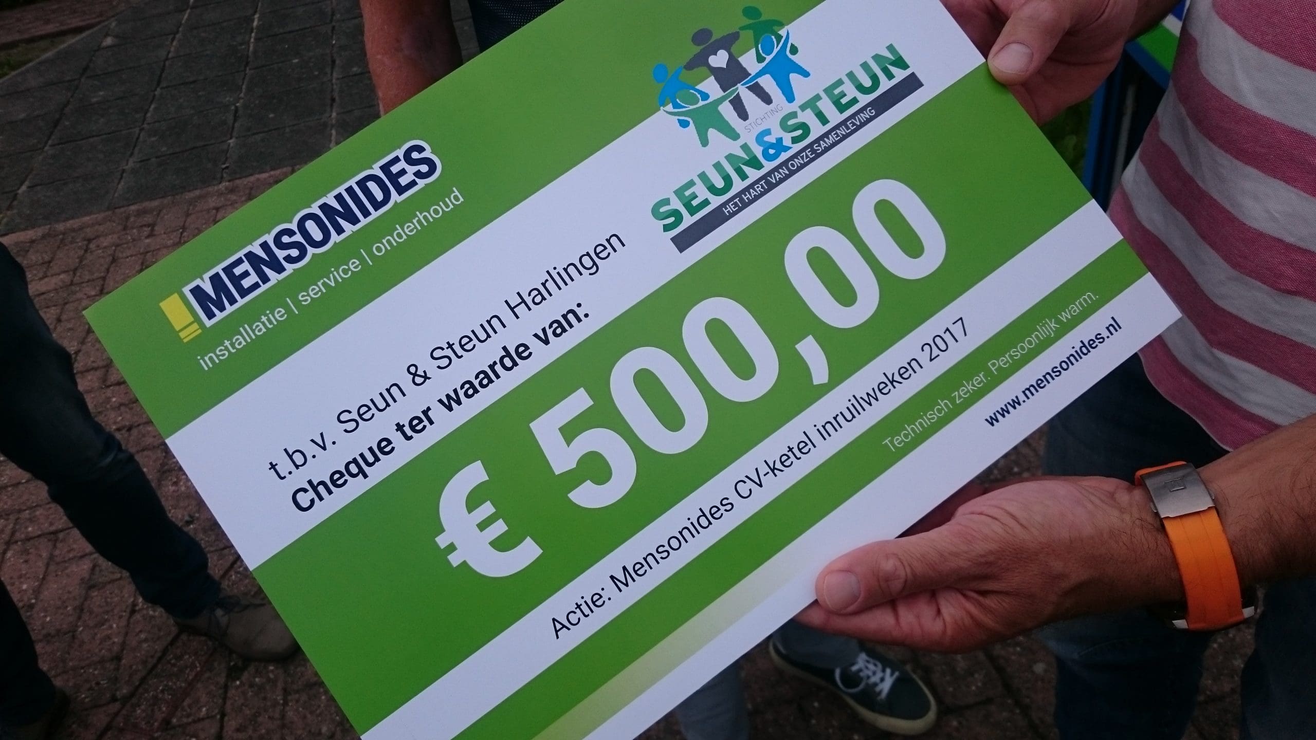 Donatie van €500 aan het goede doel: Seun & Steun - Mensonides